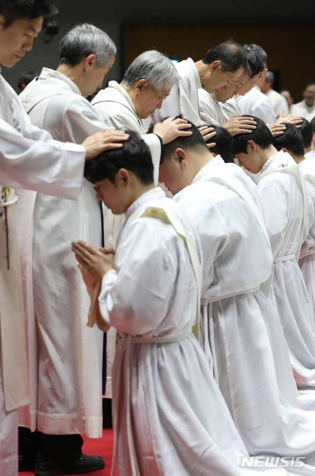 사제단 안수 받는 사제 수품 후보자들