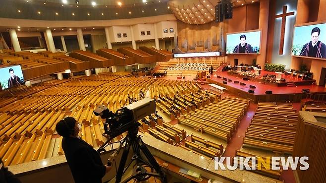 온라인 예배로 텅 빈 여의도순복음교회 주일예배 풍경