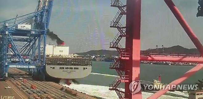 부산신항만 15만t 컨테이너 대형 크레인 충돌
