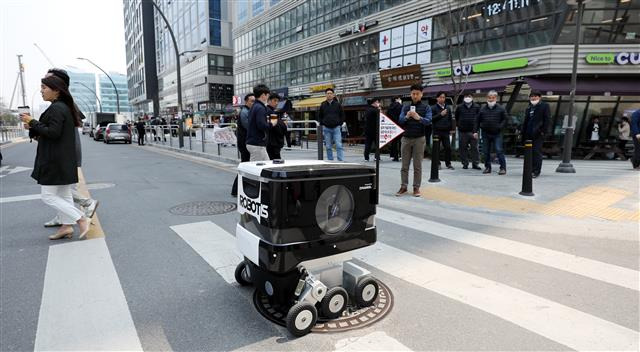점심 시키신 분~ 식사 배달하는 로봇