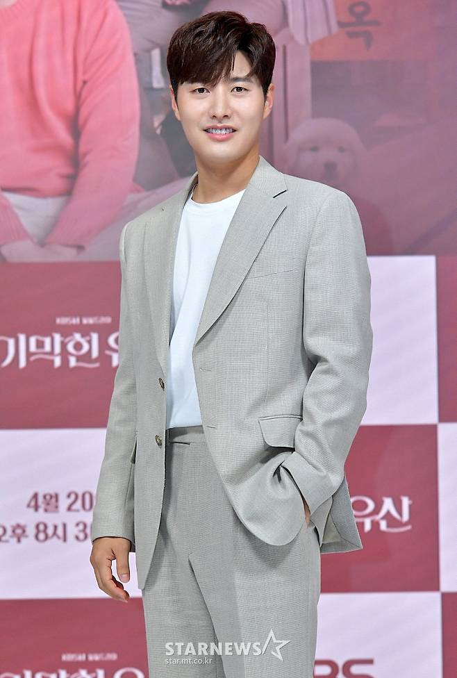 포토 신정윤 떨리는 첫 주연