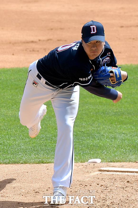[TF포토] KBO 첫 연습경기, 투구하는 두산 이영하