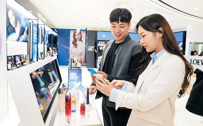 Qr코드로 상품 정보 모바일 장바구니 면세점 업계 최초 스마트 스토어 오픈