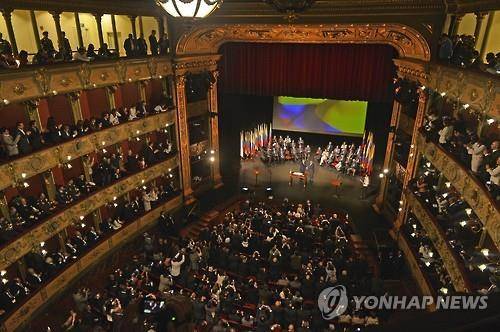 아르헨티나 오페라극장 코로나 마스크 제작소로 변신