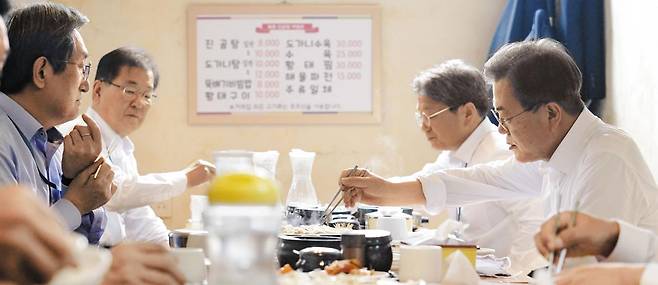 文대통령 노동자는 이제 사회 주류 노사정 협력의 중심 돼야