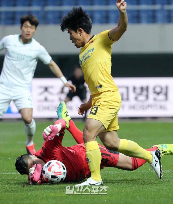 포토 두현석골키퍼를 넘었으나