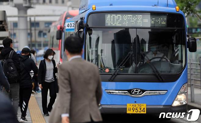 올 여름 서울 시내버스 창문 활짝 에어컨 켜고 달린다