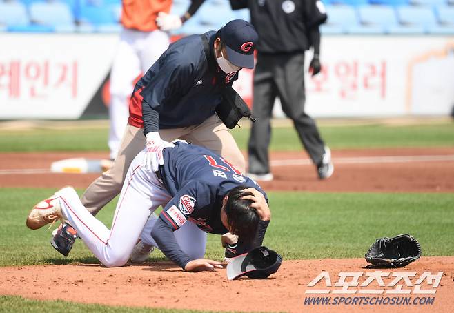 포토 타구 머리에 맞은 롯데 이승헌