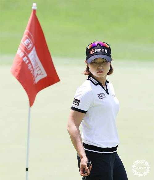 신중하게 그린을 살피는 임희정 프로 [KLPGA E1채리티오픈]