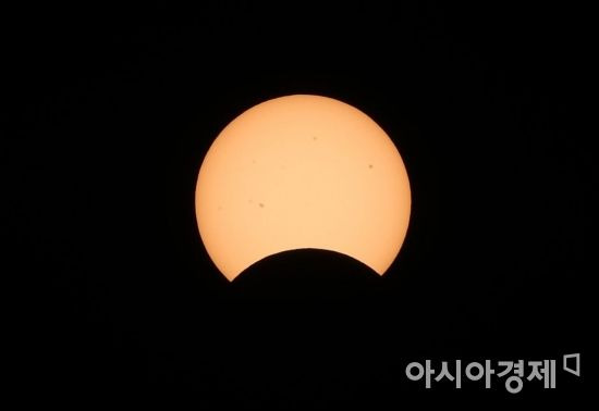 포토 부분일식 초승달 모양으로 변해가는 달
