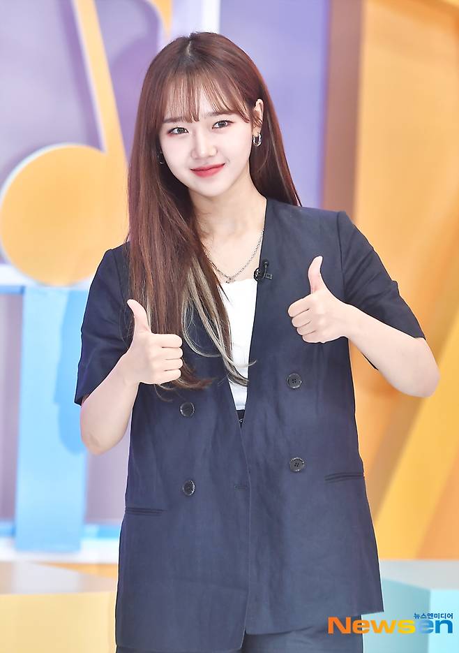 최유정 위키미키 사랑스러운 손하트 포즈 포토엔hd
