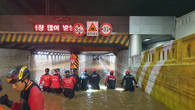 기록적 폭우 물폭탄 떨어진 부산지하차도 침수로 3명 숨져
