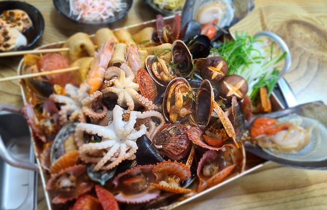고성 가리비에 산낙지 철판볶음 맛 보세요