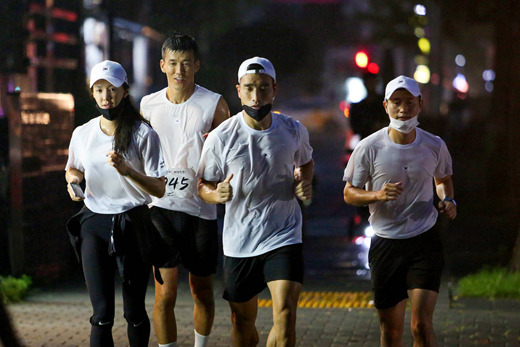 션, 광복절 기념 81.5km 마라톤 완주 성공.."잘될거야, 대한민국!"