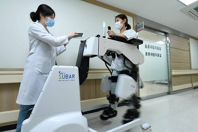 사진영상화상환자 재활치료 도와주는 웨어러블 로봇