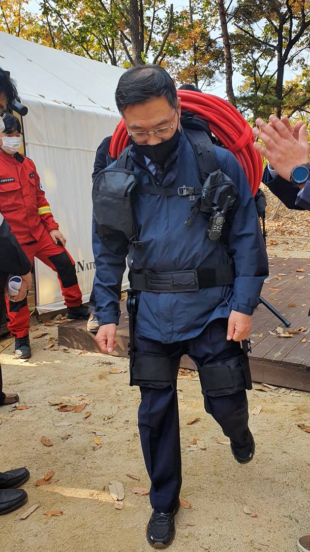 로봇 입고 산불 진화 지능형 산림 안전시대 온다