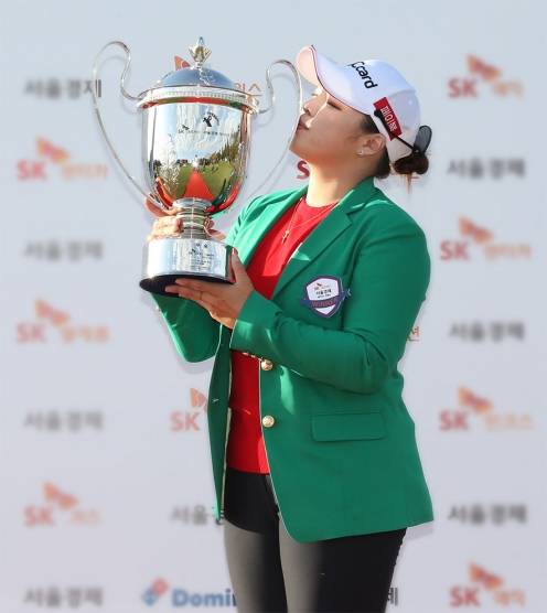 우승 트로피에 입맞추는 장하나 프로 [KLPGA SK네트웍스 클래식]