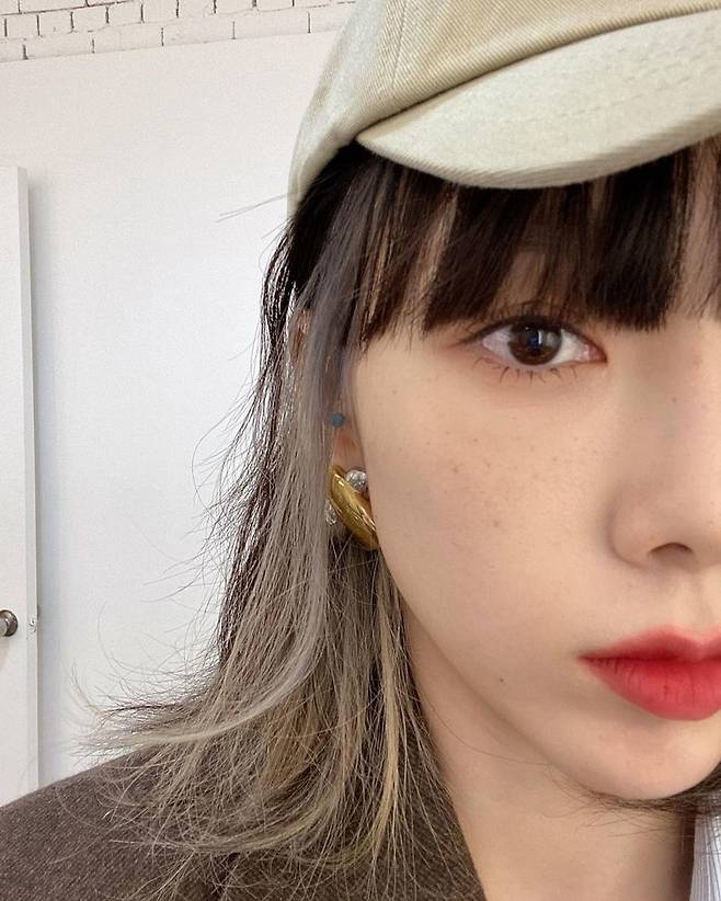 Taeyeon 'Chicken Knee + RED Lip' is also a 'Boyish' charm [SNS Cut]