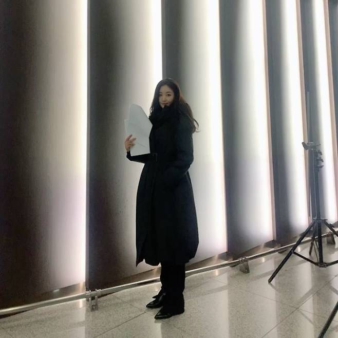 'Revenge' Kim Sa-rang , in all-black fashion, stamped on work [SNScut]