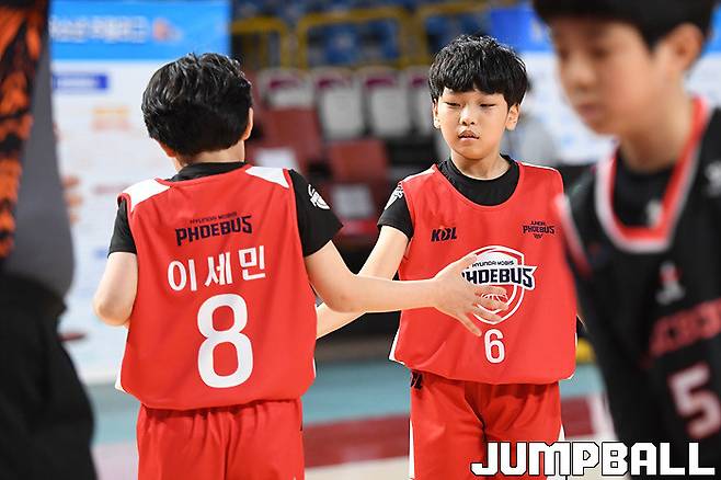 [JB포토] 하이파이브하는 U10 현대모비스 신민준과 이세민