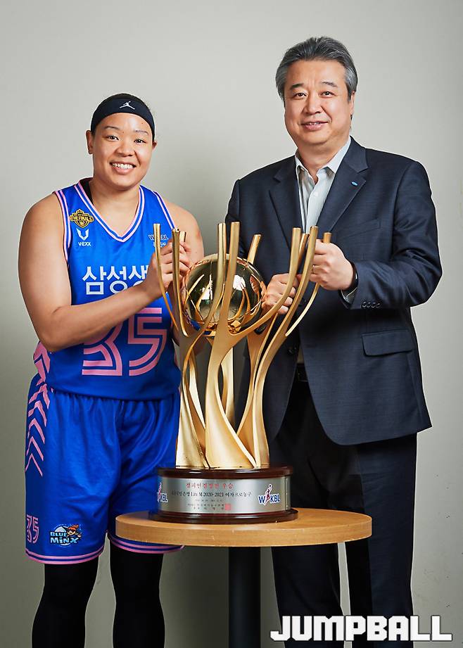 [JB포토] WKBL 챔프전 우승 이끈 삼성생명 임근배 감독과 김한별