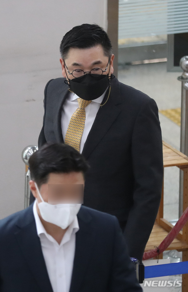 공판 출석하는 구본상 Lig그룹 회장
