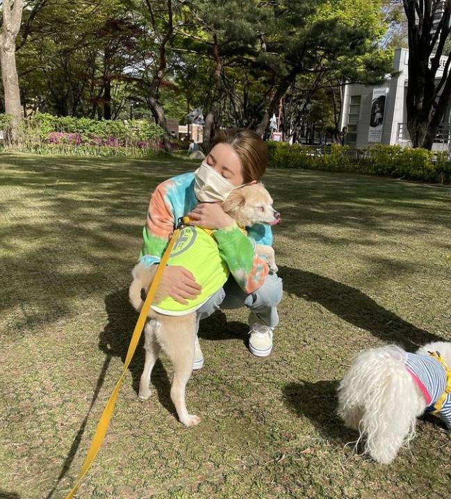 서인영, 7kg 찐 건데 이 정도? 반려견과 산책 데이트 [SNS★컷]