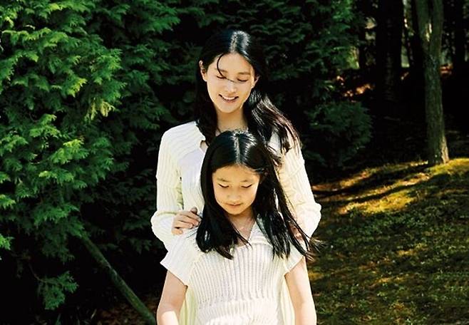이영애 4년만에 컴백 11살 딸과 모녀 커플룩 미모 똑 닮았네 패션엔