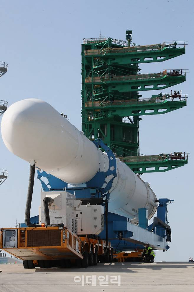 [포토]발사대에 다다른 '한국형발사체' 누리호