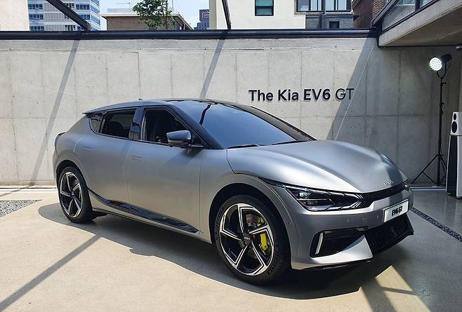 기아, 첫 전용 전기차 EV6 실물 공개