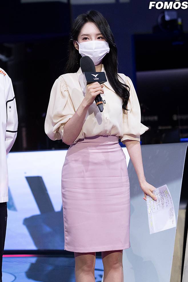포토 인터뷰 준비하는 Lck 이정현 아나운서