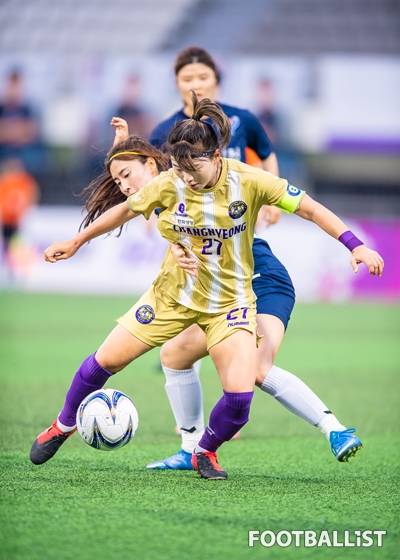 [WK포토] 창녕WFC 김지은과 서울시청 김우리의 치열한 볼다툼