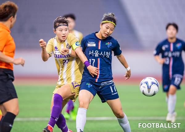 [WK포토] 창녕WFC 김지은의 공격을 몸으로 막아내는 서울시청 윤희선