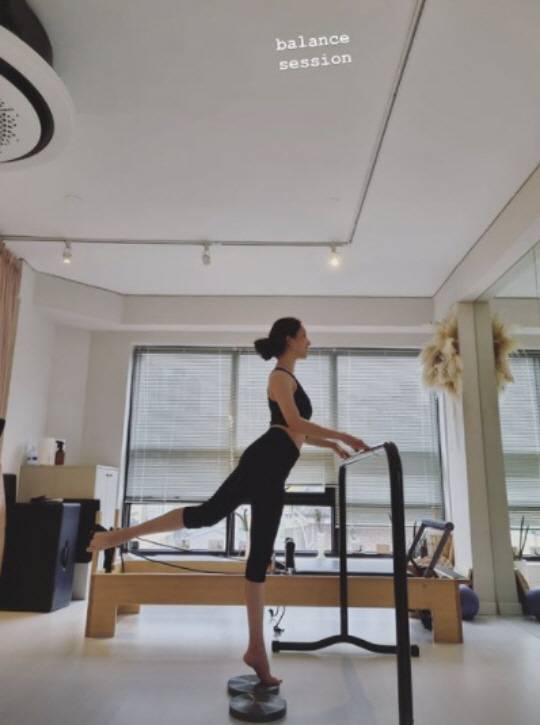 정려원, '166cm·47kg' 가녀린 몸매..발레리나 같은 자태