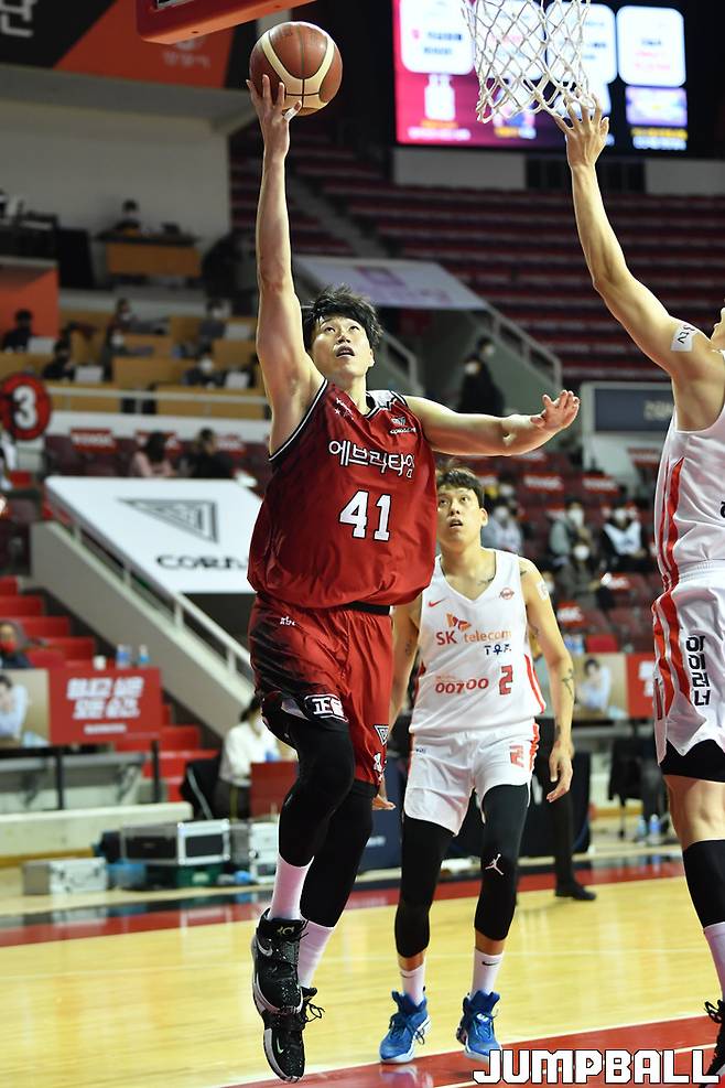 '오세근-전성현-스펠맨 삼각편대 폭발' KGC, SK 꺾고 3연패 탈출