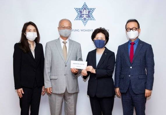영원아웃도어 성기학 회장 숙명여대에 발전기금 1억 전달