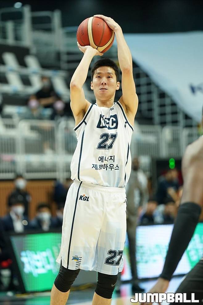 [JB포토] 3점슛 시도하는 KCC 전준범
