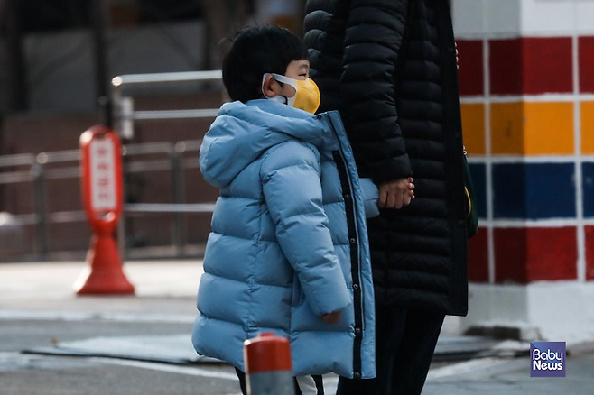 따스한 할머니 손을 잡고