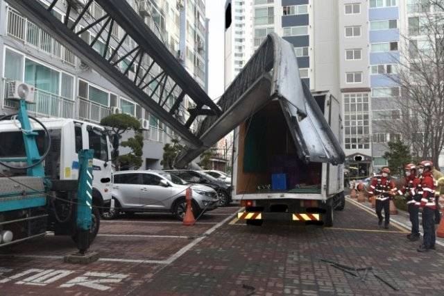 공포의 이삿짐 사다리차 한달새 3번째 쓰러져 이번엔 2명 사상
