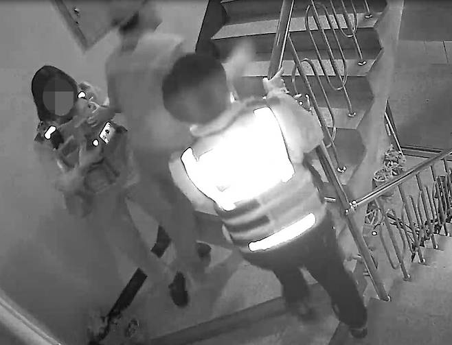 '인천 흉기난동' CCTV..칼부림 비명에 뛰어올라간 남편, 경찰은 테이저건 들고 '머뭇'