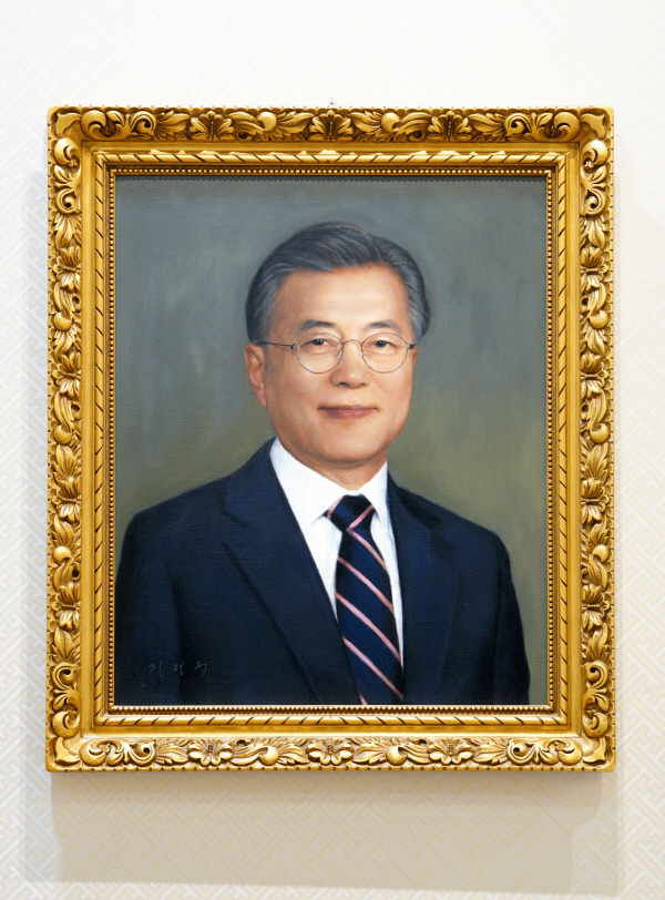 문 대통령 초상화 공개 창원 출신 청년작가의 작품