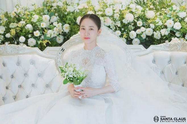 51세 믿기지 않은 외모웨딩드레스 입고 너무 예뻐 난리난 배우 어썸클
