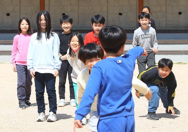 더 한장 마스크 벗고 미소 입고