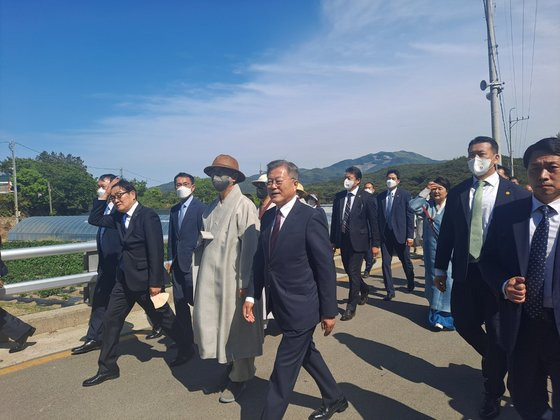 집에 돌아오니 무사히 끝났구나 생각文 환영인파 수천명 북새통