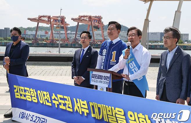이재명 김포공항 이전 공약 논란 제주로 번져이준석도 제주행