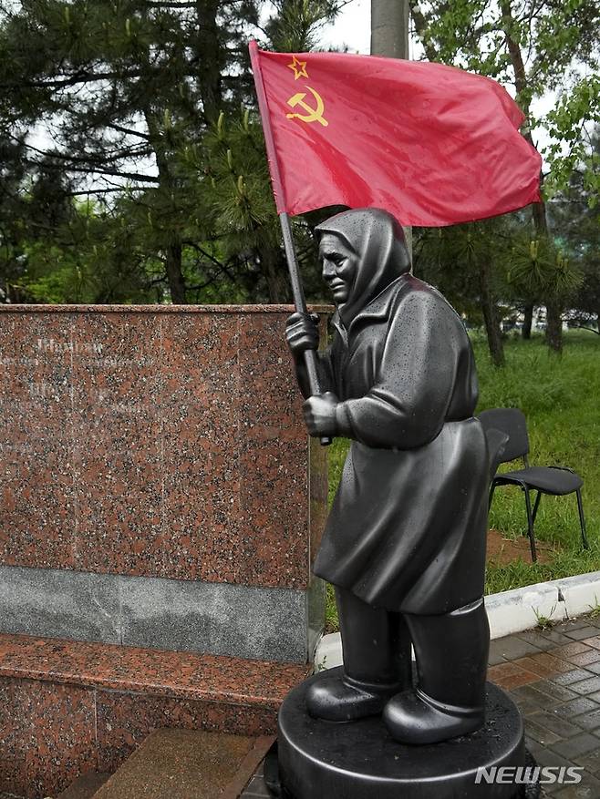 러군 점령지 곳곳에 동상 세운 우크라 할머니 푸틴에 욕설