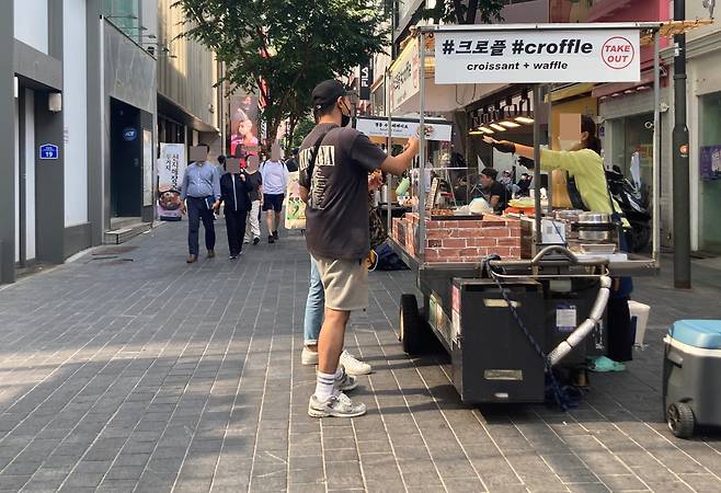 외국인 관광객 컴백에 명동 터줏대감 노점상도 돌아왔다