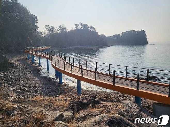 사천시 남일대 해수욕장~코끼리바위 해안산책로 복구 중