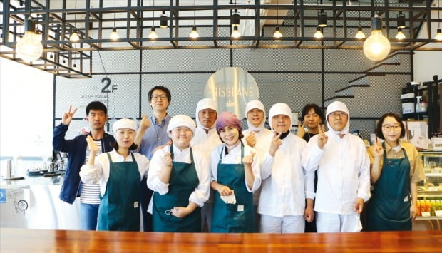 소비자도 기업도 직원도 자랑스러워하는 카페 히즈빈스