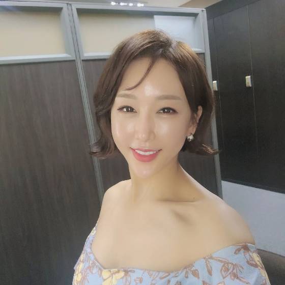 Han Young , I admire you for your beauty 'shiny' at 4am...' Park Gun